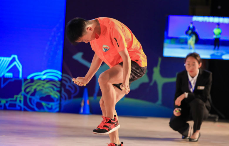Most alternate step skips in 30 seconds (male) | Guinness World Records