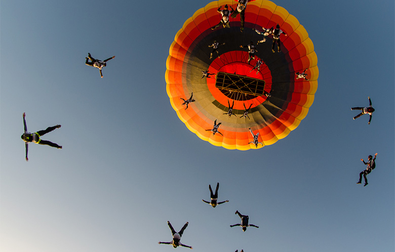 Most people to parachute from a balloon simultaneously | Guinness World ...